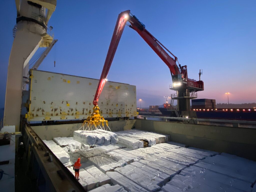The first ever break bulk loading of sawn timber in Vuosaari - Oy M ...
