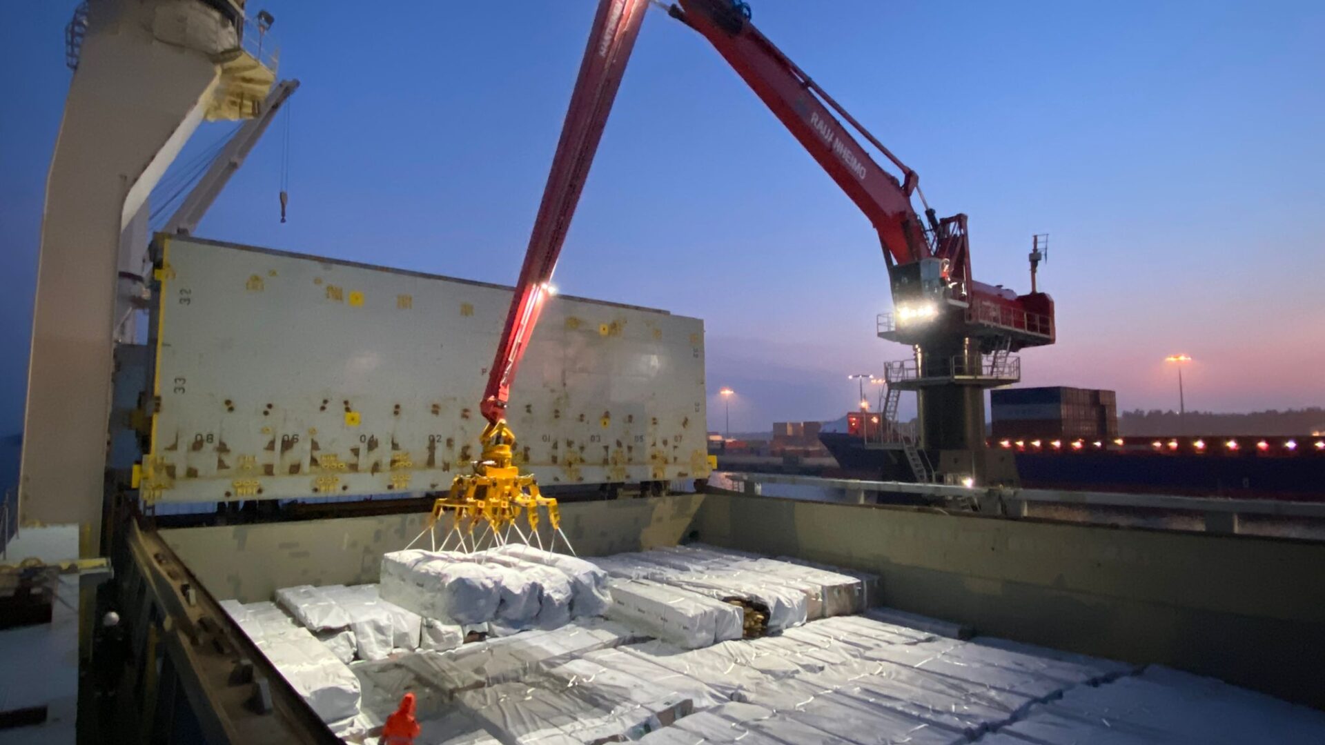 The first ever break bulk loading of sawn timber in Vuosaari - Oy M ...